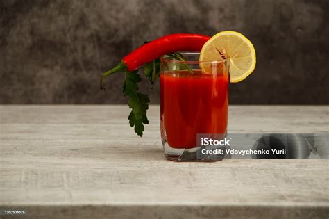 다양한 반찬을 곁들인 블러디 메리 칵테일 바 회색 배경에 보드카 올리브 레몬과 후추와 블러디 메리 토마토 주스 0명에 대한 스톡 사진 및 기타 이미지 Istock