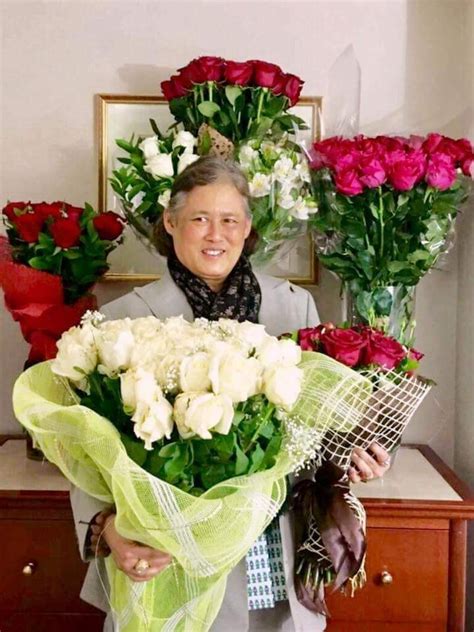 นงลักษณ์ พระฉายาลักษณ์สมเด็จพระกนิษฐาธิราชเจ้ากรมสมเด็จพระเทพรัตนราชสุดา และช่อกุหลาบวัน