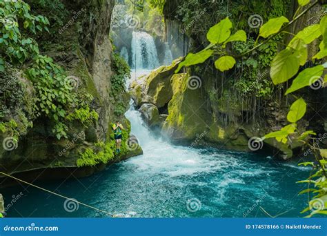 Hermosa Y Panorámica Cascada Profunda En Puente De Dios Y Cascadas De
