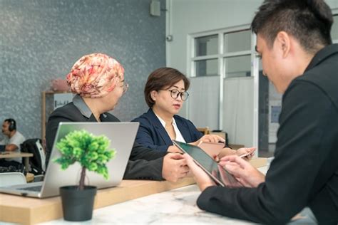 현대적인 공동 작업 공간에서 함께 일하는 사무실 비즈니스 사람들의 그룹 프리미엄 사진