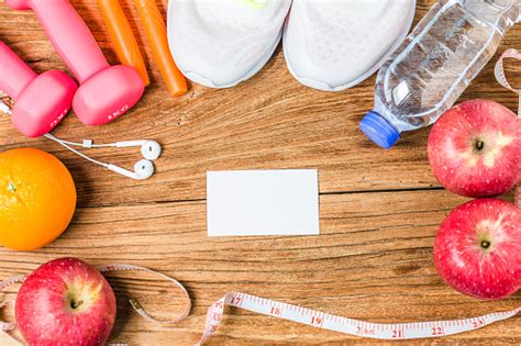 피트 니스 건강 하 고 활동적인 라이프 스타일 개념 물 병 아령 스포츠 신발 헤드폰와 사과 나무 배경에 스마트폰 텍스트에 대 한 공간을 복사 합니다 상위 뷰 건강한 생활