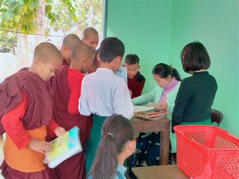 မိုင်းခတ်မြို့၌ အခြေခံပညာမူလတန်းကျောင်း ဝမ်ပြန် သို့ Mobile Library စနစ်ဖြင့် စာအုပ်စာ‌စောင်များ