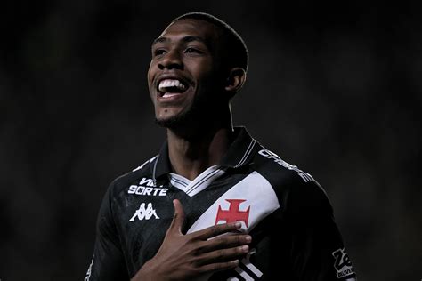 Rayan Celebra Vitória Do Vasco Contra Internacional E Se Declara à Torcida