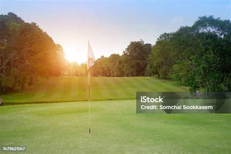 저녁 골프 코스에는 태국의 골프 코스에서 햇빛이 비치고 있습니다 골프에 대한 스톡 사진 및 기타 이미지 골프 일출 경기장 Istock