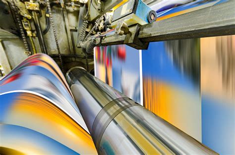 대형 오프셋 인쇄기는 고속으로 롤러 위에 긴 롤오프 용지를 실행합니다 오프셋 인쇄에 대한 스톡 사진 및 기타 이미지 오프셋 인쇄 책 대형 Istock