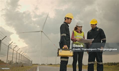 풍력 터빈 발전소 발전기 스테이션을 서서 확인하는 유니폼을 입은 세 명의 기술자 엔지니어 청정 에너지와 환경 3 명에 대한 스톡 사진 및 기타 이미지 Istock