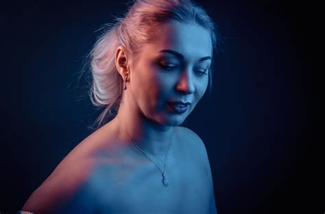 풀 플러스 크기의 하이 패션 Xxl 여성 화려한 밝은 조명 스튜디오에서 포즈 아름다운 여자의 초상화 예술적 으로 화려한 디자인