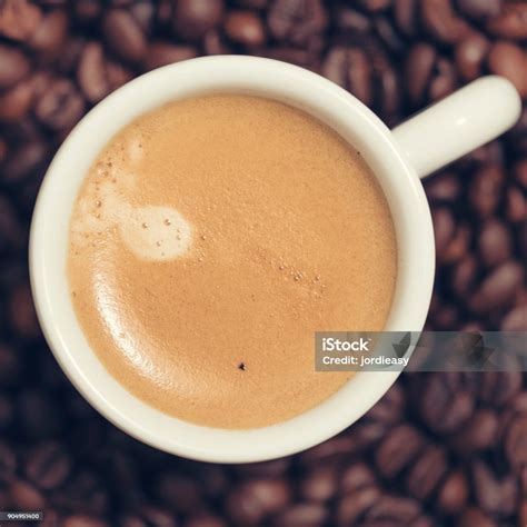 많은 갈색 볶은 커피 콩에 흰색 컵에 에스프레소 크림 커피 0명에 대한 스톡 사진 및 기타 이미지 0명 갈색 곡초류 Istock