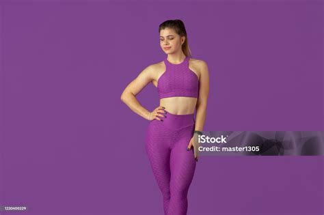 보라색 스튜디오 배경 흑백 초상화에 연습 하는 아름 다운 젊은 여성 선수 가냘픈에 대한 스톡 사진 및 기타 이미지 가냘픈 건강한 생활방식 건축하기 Istock