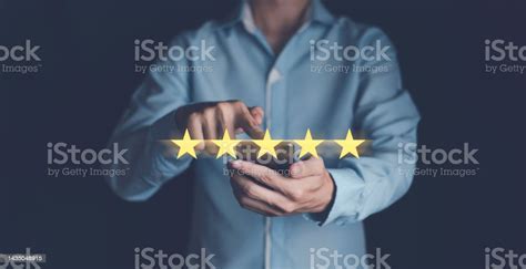 고객 리뷰 5 별 고객 서비스 평가 및 만족도 사업가 핸드 홀드 스마트 폰 최고 서비스 Iso 인증 보증 품질 보증 표준 개념 감정에 대한 스톡 사진 및 기타 이미지