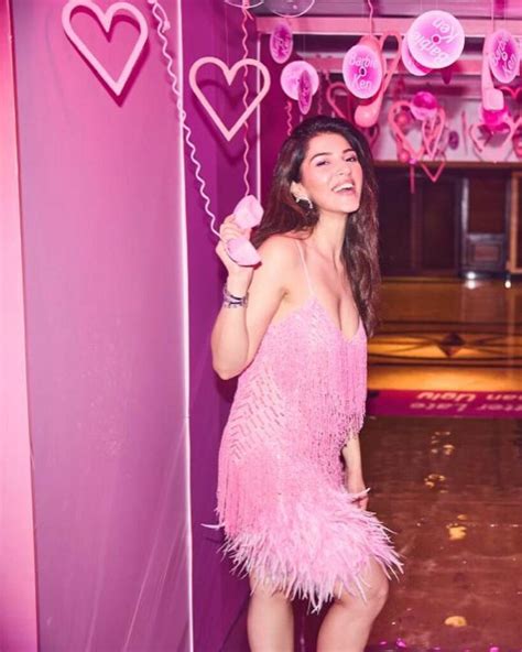 Pic Talk Mehreen Pirzada Sexy And Irresistible