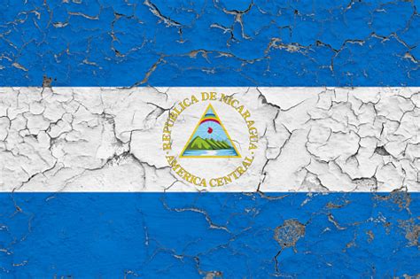 니카라과의 국기는 금이 더러운 벽에 그린 빈티지 스타일 표면에 국가 패턴입니다 0명에 대한 스톡 사진 및 기타 이미지 0명