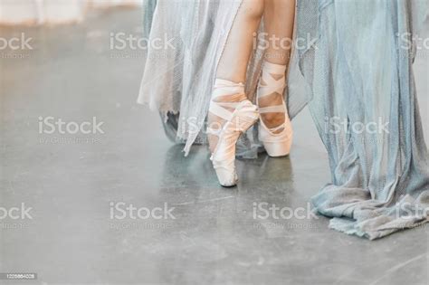 포인트에서 발가락에 서있는 우아한 발레리나의 클로즈업 뷰 가냘픈에 대한 스톡 사진 및 기타 이미지 가냘픈 공연 공연자 Istock