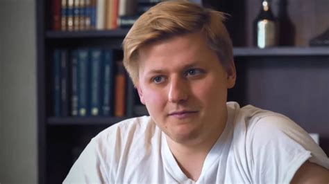 Німецького коміка судитимуть за жарт про замах на Трампа деталі інциденту фото