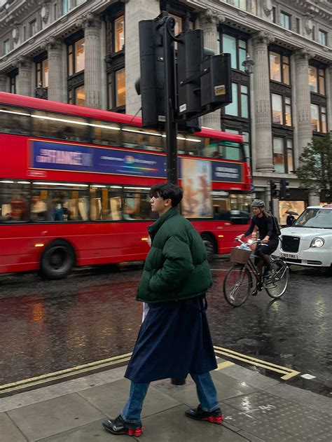 바이슬림 넥라인 소매 밑단 부분은 골지니트로 제작된 유니크한 디자인 마지막 겨울까지 나폴리 폴라 맨투맨은 어때 구매좌표 Bitly