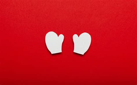 빨간 배경에 종이로 만든 크리스마스 장갑 표지 초대장 포스터 배너 전단지 플래카드에 대한 메리 크리스마스 광고 0명에 대한 스톡 사진 및 기타 이미지 Istock