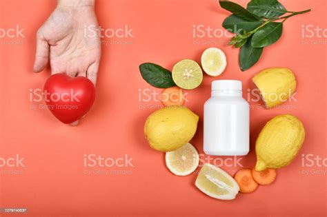 신선한 과일과 채소 건강한 식단 비타민 및 미네랄 보충제를 함유한 심장 모델 및 비타민 영양 약 영양 식품은 건강을 위한 처방으로 섭취합니다 감귤류 과일에 대한 스톡 사진