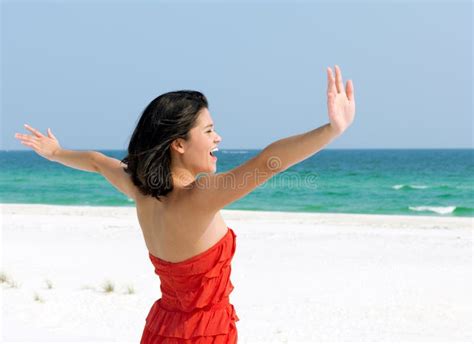 Frau Auf Einem Strand Sich Entspannt Stockfoto Bild von person mädchen