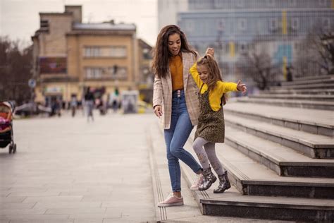 어머니와 딸 사이의 큰 사랑 도시에서 딸과 함께 있는 아프리카계 미국인 어머니 사진 Unsplash의 세르비아 이미지