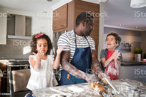 3 5 세의 그의 2 명의 아름 다운 혼합된 인종 아이 들과 함께 요리 하는 아이 티어 아버지 2 3 살에 대한 스톡 사진 및 기타 이미지 Istock