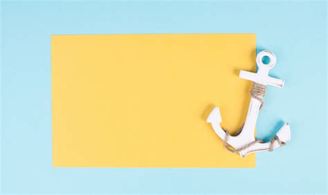 파란색과 노란색 배경에 흰색 앵커 해양 해양 생물 항해 여행 여름 휴가 관광 개념 텍스트 복사 공간 개념에 대한 스톡 사진 및