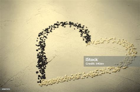 회색 바탕에 검은색과 흰색 참 깨로 만든 심장 사랑 발렌타인의 날 개념입니다 보기 상위 공간을 복사 합니다 0명에 대한 스톡 사진 및 기타 이미지 Istock