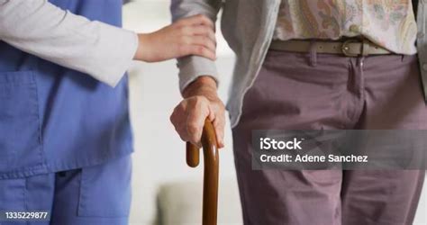 그녀의 노인 환자가 그녀의 워킹 스틱을 사용하는 데 도움이 간호사의 샷 걷기에 대한 스톡 사진 및 기타 이미지 걷기 지팡이 20 24세 Istock