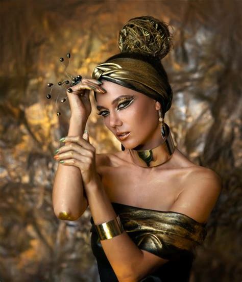 یک مدل زیبا دختر زیبا با انگور انگور و یک دختر دختر مصری 1705056