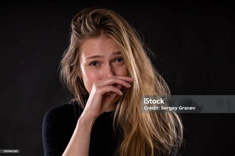 슬픈 표정과 눈물을 흘리는 눈을 가진 젊은 아름다운 금발 소녀는 어두운 배경에 그녀의 손으로 눈물을 닦아 가까운에 대한 스톡 사진 및 기타 이미지 Istock