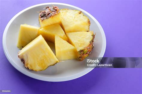 흰 접시 보라색 배경에 다진된 신선한 파인애플 아침 식사 멕시코 음식에 대 한 열 대 과일의 샐러드에 파인애플의 조각 0명에 대한 스톡 사진 및 기타 이미지 Istock