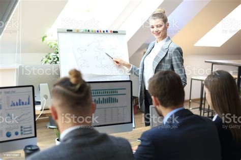 팀 트레이닝 플립 차트 오피스와 비즈니스 컨퍼런스 프리 젠 테이 션 경영자에 대한 스톡 사진 및 기타 이미지 경영자 교육 기업 문화 Istock
