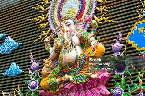 가네샤의 조각품은 생생한 색상과 훌륭한 장인 정신을 보여줍니다 사원에 위치한이 곳은 고요한 야외 환경 속에서 영적 중요성을 반영합니다 태국 파타야 2024년 3월 4일