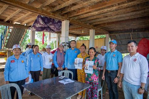 លោក ហេង សុខណាង បានចុះតាមខ្នងផ្ទះបង្រៀនគូសសន្លឹកឆ្នោត ចែកខិតប័ណ្ណ នៅក្នុងឃុំកំពង់ចំឡង