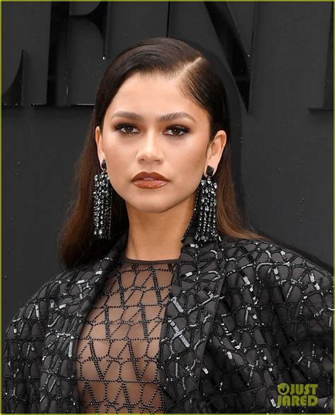 Zendaya Rocks A Bold Look For Valentino S Paris Fashion Week Show