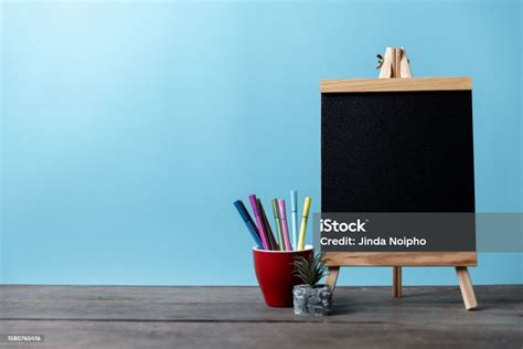 학용품 노트북이 있는 어린이 책상 창의적인 작업 공간 학교 개념으로 돌아갑니다 수채화 연필은 학교로 돌아갈 때 미술 수업에 가져와야 합니다 0명에 대한 스톡 사진 및 기타