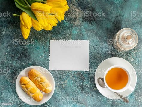 흰색 빈 카드 노란색 튤립 차 한잔과 블루 콘크리트 배경에 케이크 평면도 복사 공간 0명에 대한 스톡 사진 및 기타 이미지 0명 3월 공란 Istock