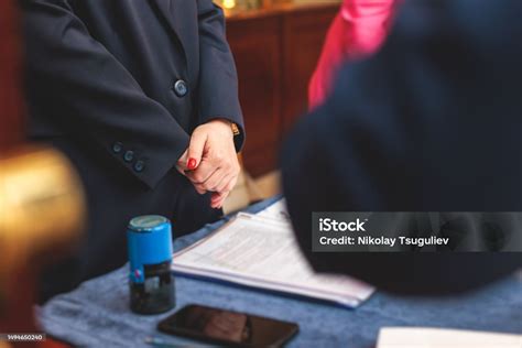 등록 데스크 테이블 회의 회의 포럼 행사 체크인 절차 명찰 및 입장 팔찌 및 전자 티켓 등록을받는 방문객 및 참석자 2명에 대한 스톡 사진 및 기타 이미지 Istock