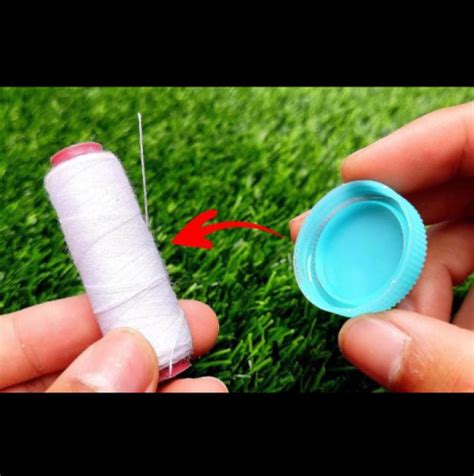 Баба ме научи Ето как се вдява игла с пластмасова капачка за секунди Ползвам го всеки ден