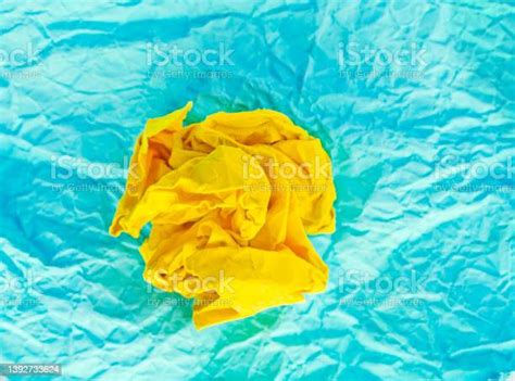 파란색 구겨진 배경에 구겨진 종이의 노란색 조각이있는 추상적 인 배경 수평 0명에 대한 스톡 사진 및 기타 이미지 0명 개념 개념과 주제 Istock