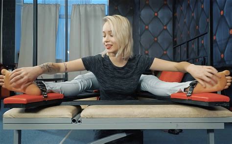 Alla tickling Lolly’s big sexy belly and orange feet in jeans – Genuine Tickling