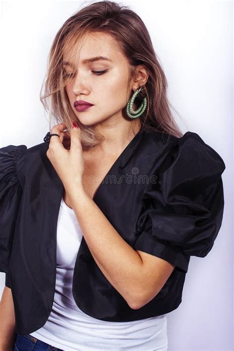 Jovencita Linda Vestida De Moda Aislada En El Concepto De La Gente De Fondo Blanco Imagen De