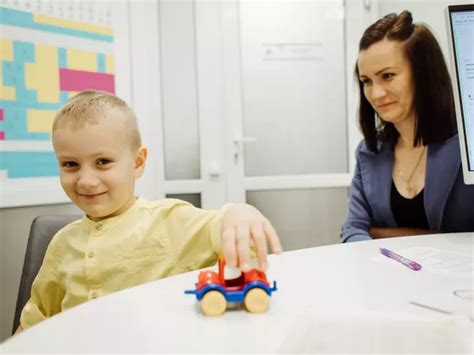 Вакцинуємо бо піклуємося мама та лікарка про щеплення Unicef