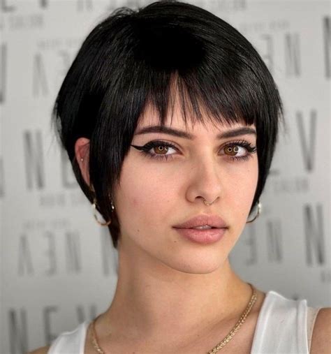 40 Short Hair With Bangs Hairstyles To Try In 2021 Cheveux Courts