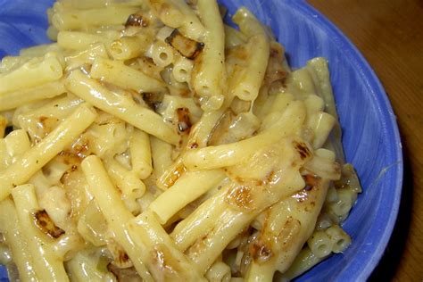 Макарони с лук и кашкавал