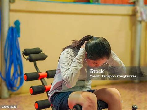 스쿼트와 직장 생활의 균형을 즐기고 스트레칭과 체육관 운동 유산소 운동을 즐기는 아시아 피트니스 여성 건강한 생활방식에 대한