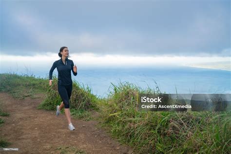 산등성이를 따라 트레일을 따라 가는 여성 트레일 러너 마우이에 대한 스톡 사진 및 기타 이미지 마우이 하이킹 생활 방식 Istock