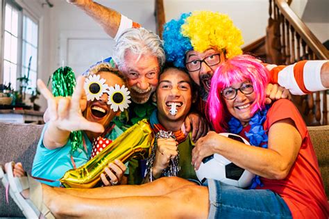 집에서 미친 행복 한 축구 서포터의 그룹은 경기를 즐기고 함께 재미를 백인 혼합 연령 가족 웃음과 스포츠 팀과 내기에 대한 광기를 이동 노인에 대한 스톡 사진 및 기타