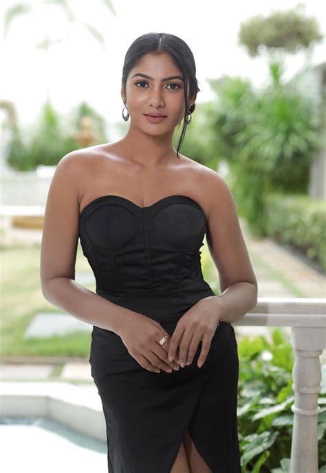 shruthi reddy sizzling stills in black corset south indian actress