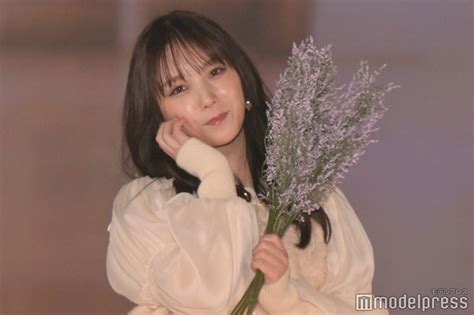 画像1763 与田祐希、ベッドでバスローブ姿に 表情にも注目集まる モデルプレス