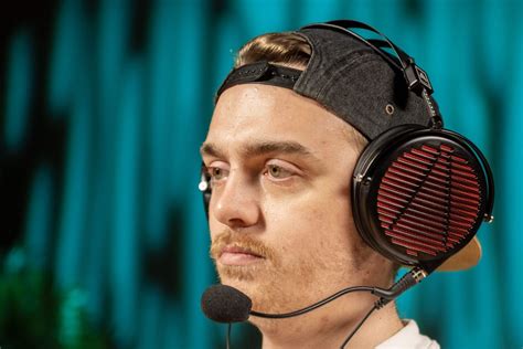 Ideal Distance For A Headset Microphone From Your Mouth Citizenside